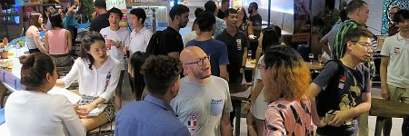 Neue Leute kennenlernen: 44 Tipps um Locals & Reisende zu treffen